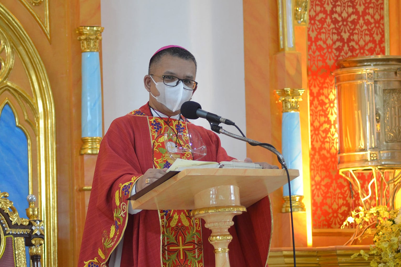Zamboanga Bishop Moises Cueva, binatikos ang mga kapwa pari na marangya ...