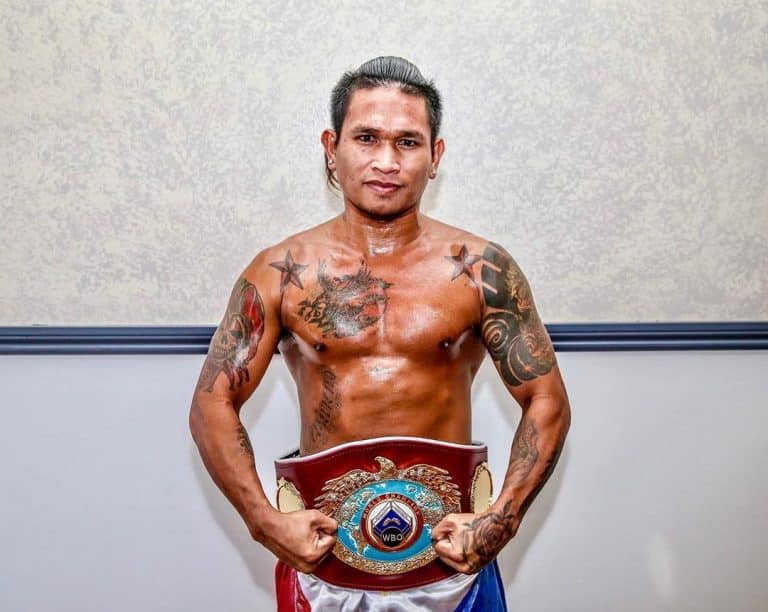 John Riel Casimero, bigong maibenta ang kanyang WBO belt kay Boss Toyo ...